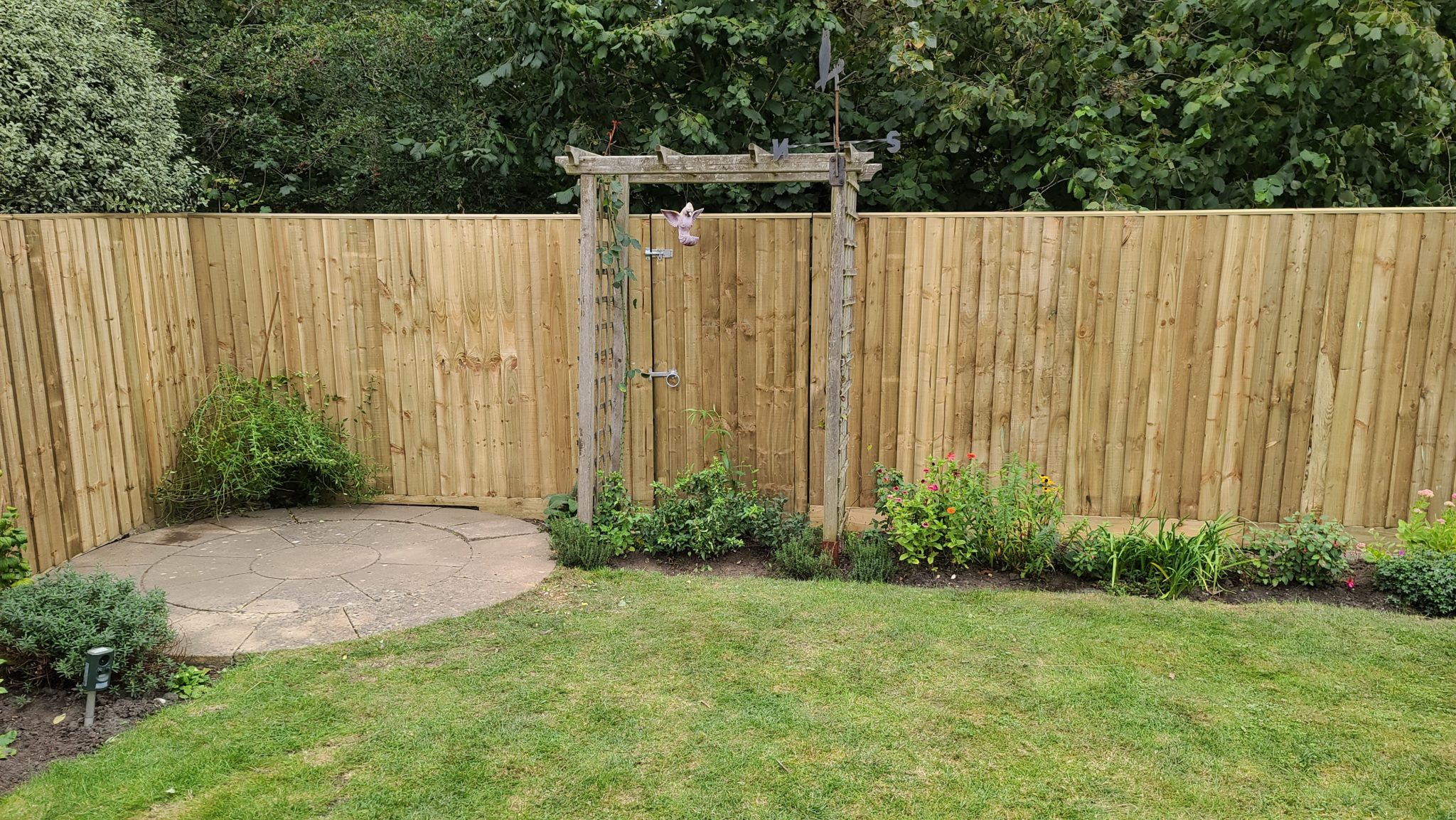 feather edge fencing and panel fence construction